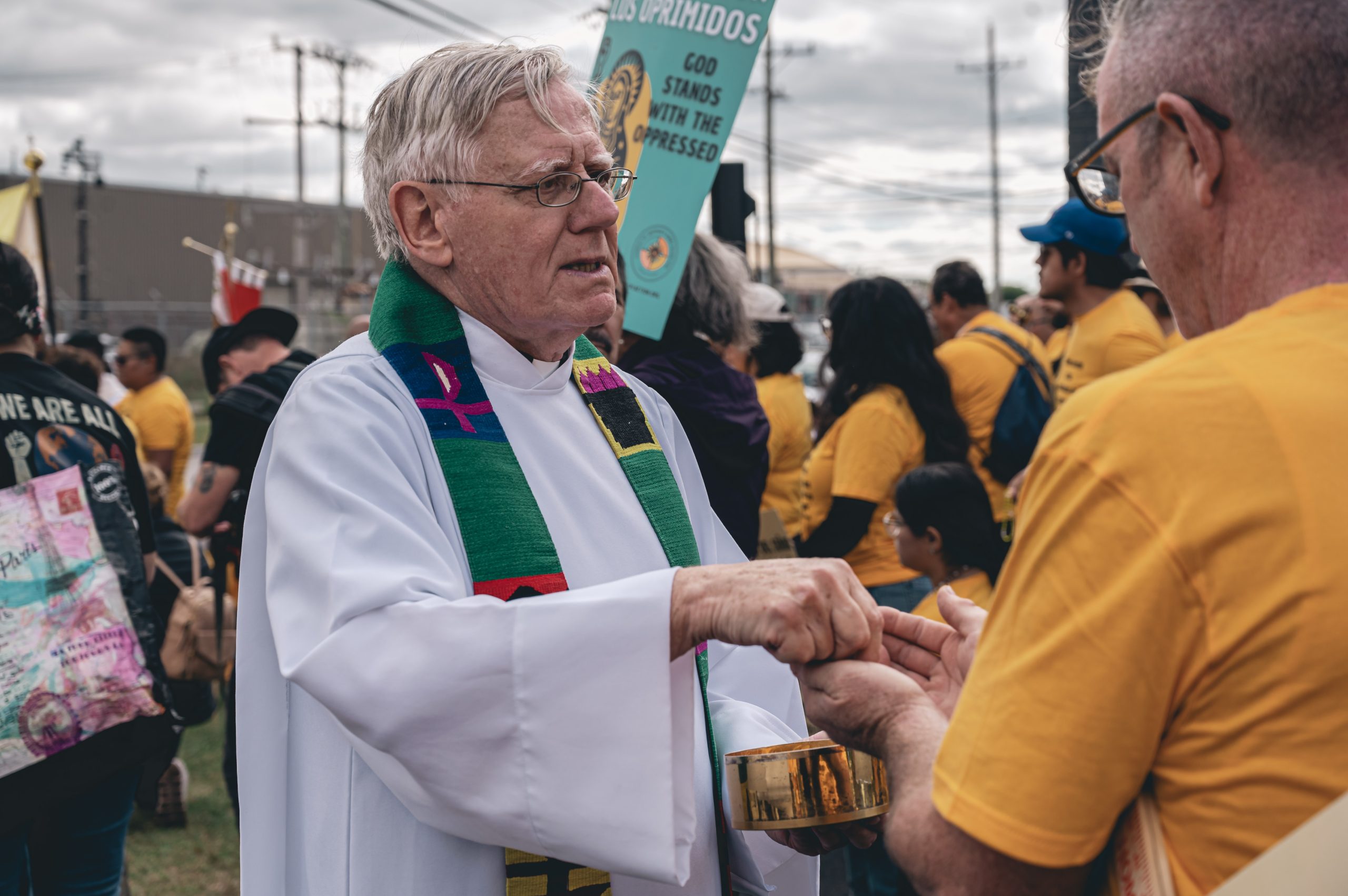Eucharistic procession turned back by feds at Broadview ICE detention ...