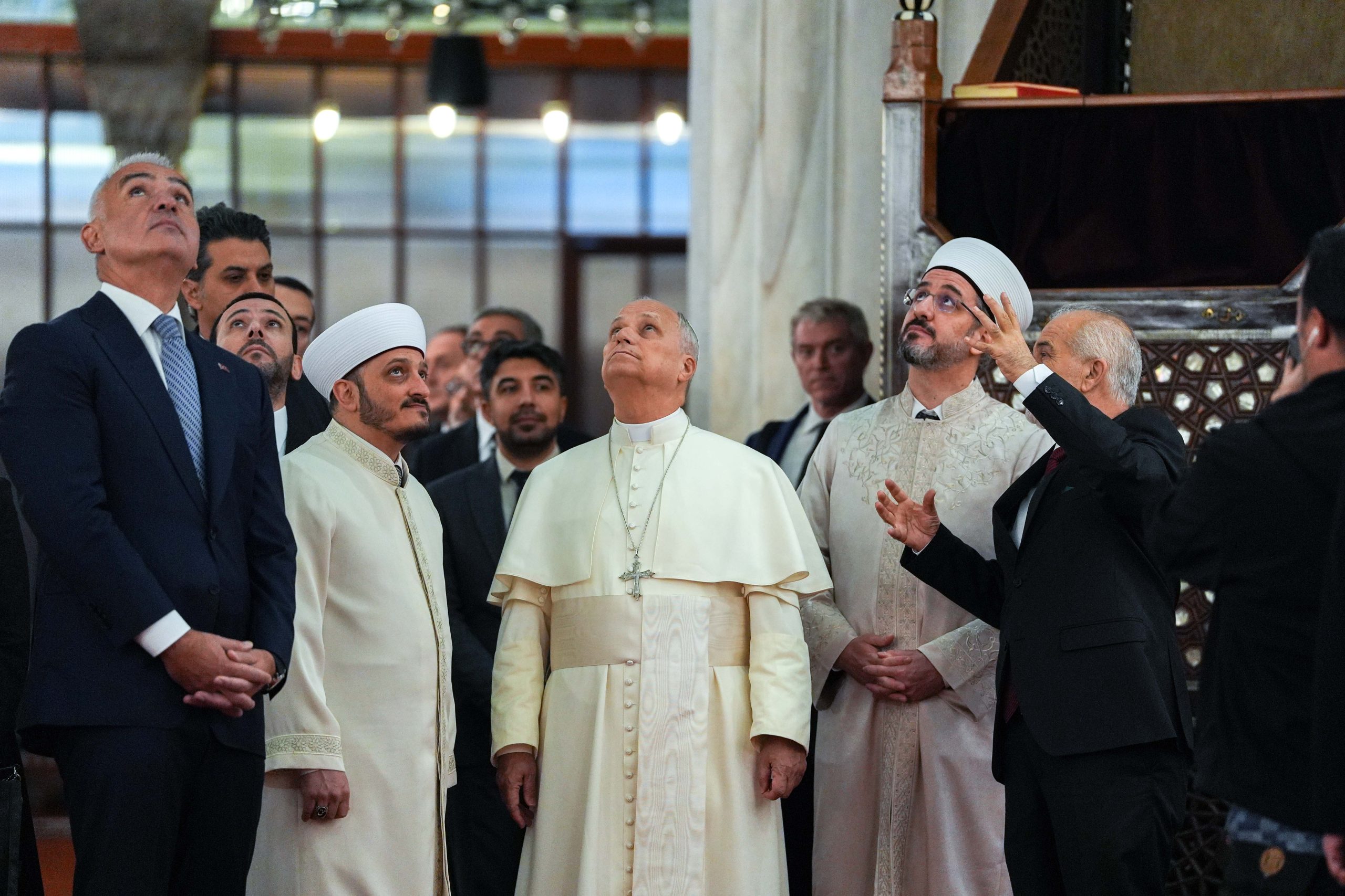 Pope Leo explains why he appeared not to pray at the Blue Mosque in ...